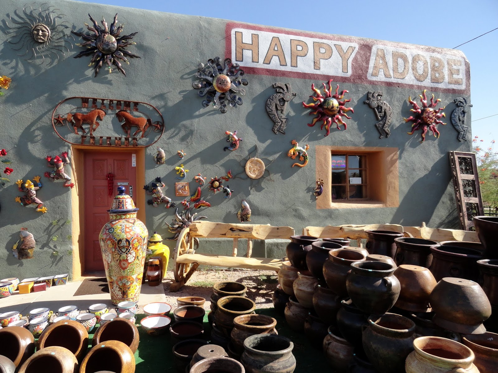 danger garden: Happy Adobe, a place for desert decoration