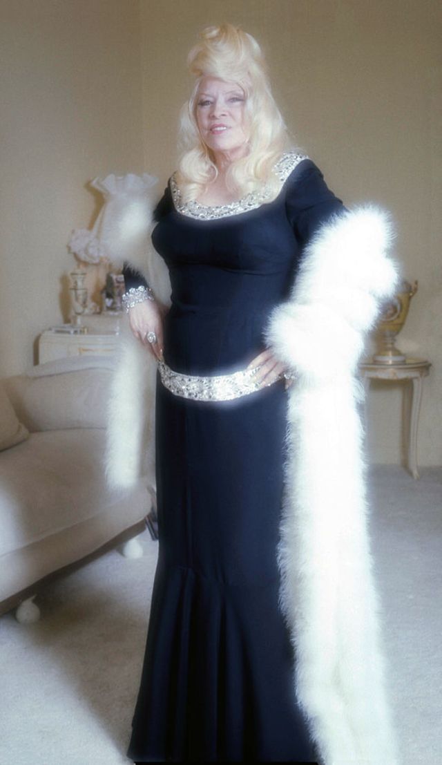 Pictures of Mae West in Her Living Room at Ravenswood, Los Angeles in ...