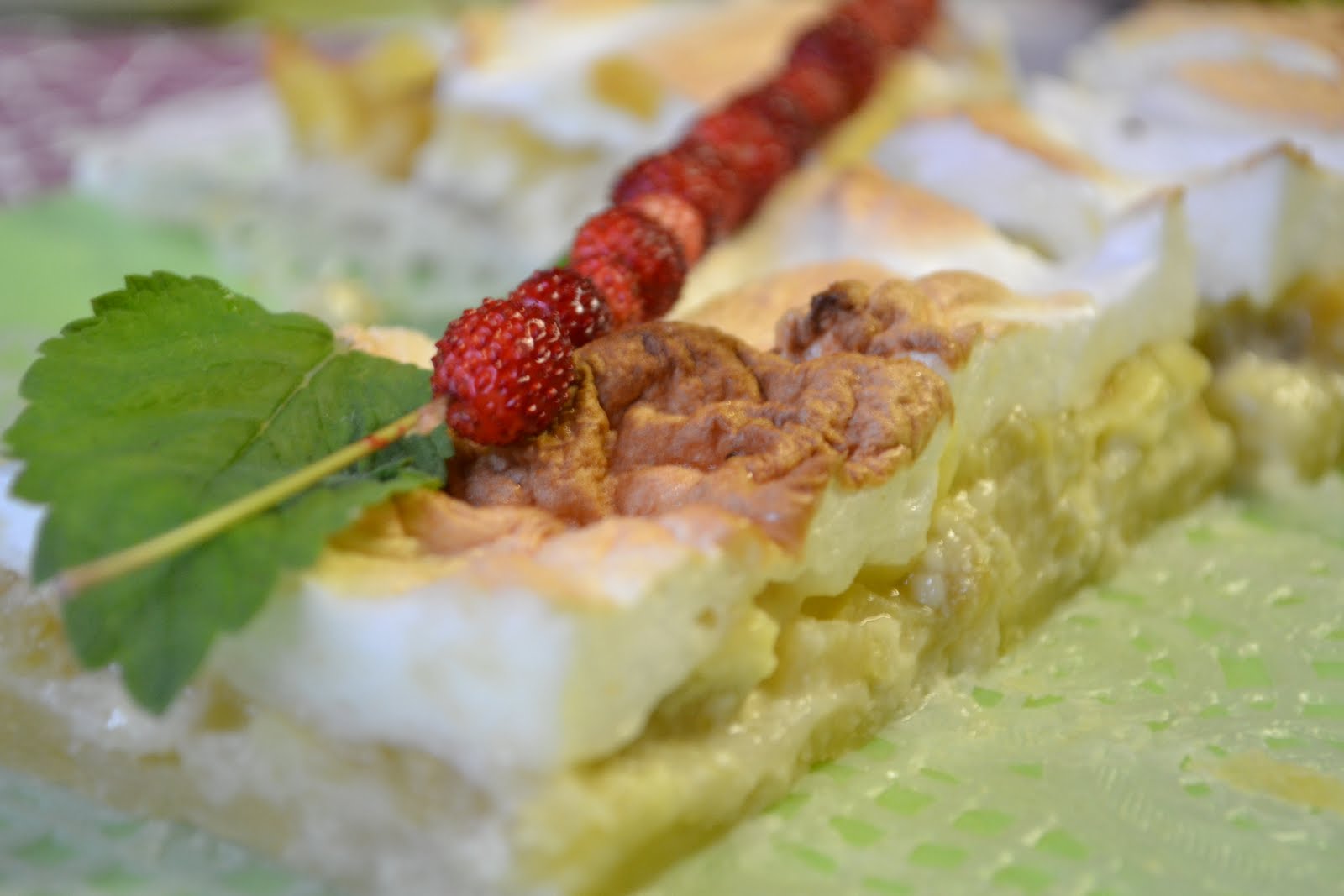 Toimetused köögis: Eriti kreemine rabarberikook