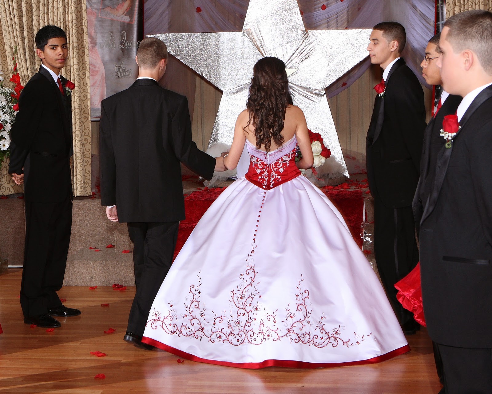 QUINCEANERA IDEAS: QUINCEANERA DRESSES IDEAS