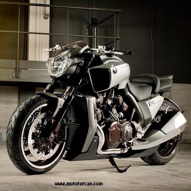 Moto World: Yamaha VMax Hyper Modified