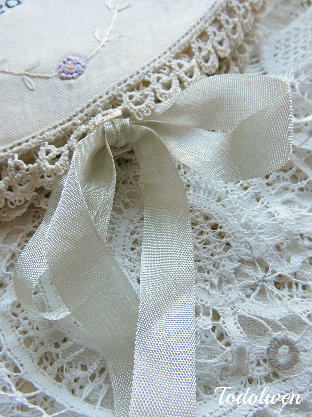 Todolwen: Two Vintage Fabric Doilies ...