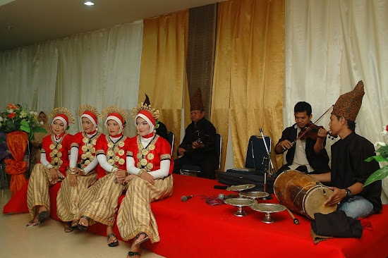 Foto Tarian Khas Suku Bugis Makassar Tari Bosara