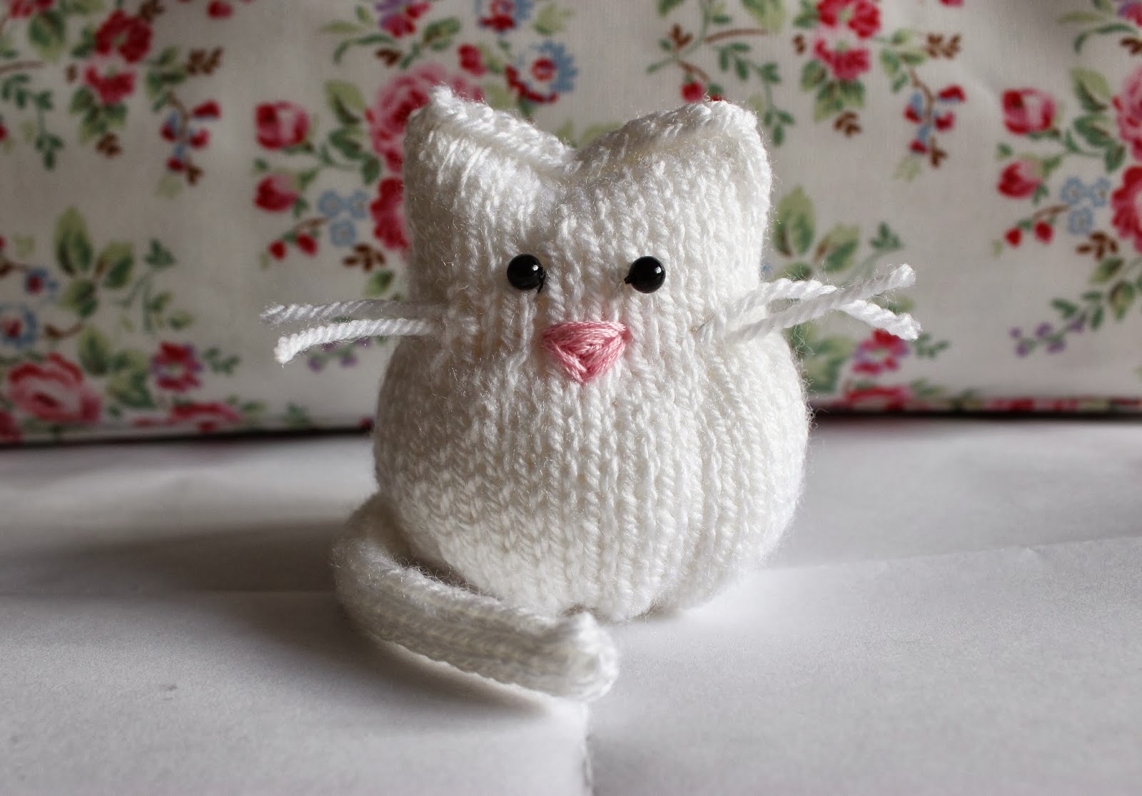 floral and feather: Knitted kitty