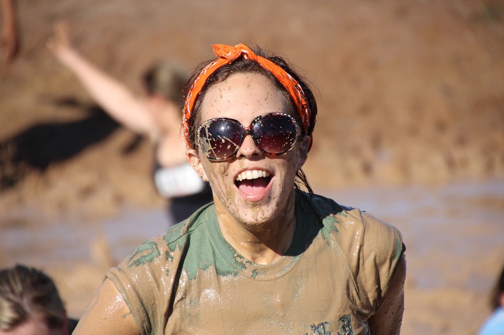 "Fling mud at" nghĩa là gì?