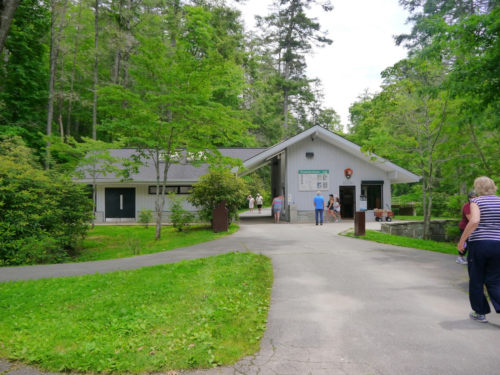 American Travel Journal: Linville Falls Visitor Center - Blue Ridge Parkway