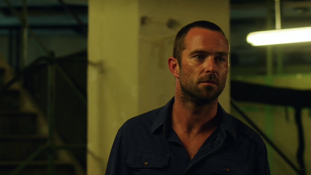 ausCAPS: Sullivan Stapleton shirtless in Strike Back 4-10 "Shadow ...