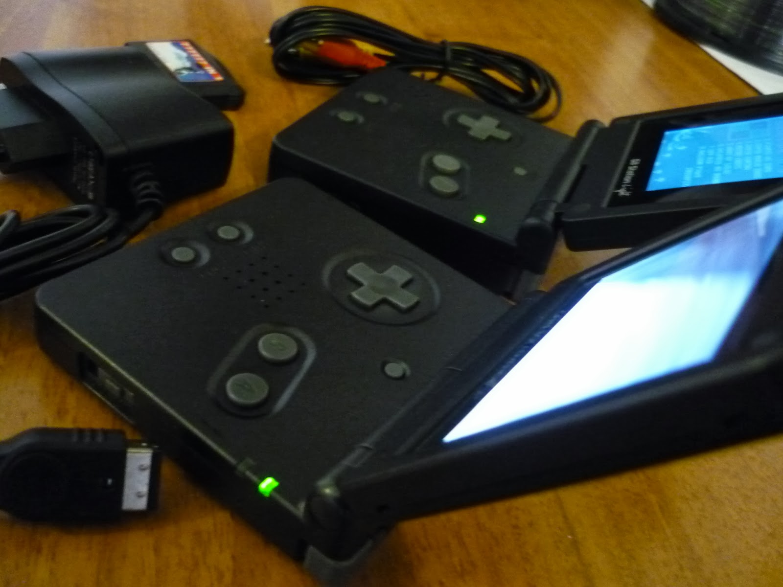 M i c r o C o s e: GB Station VS Game Boy Advance SP