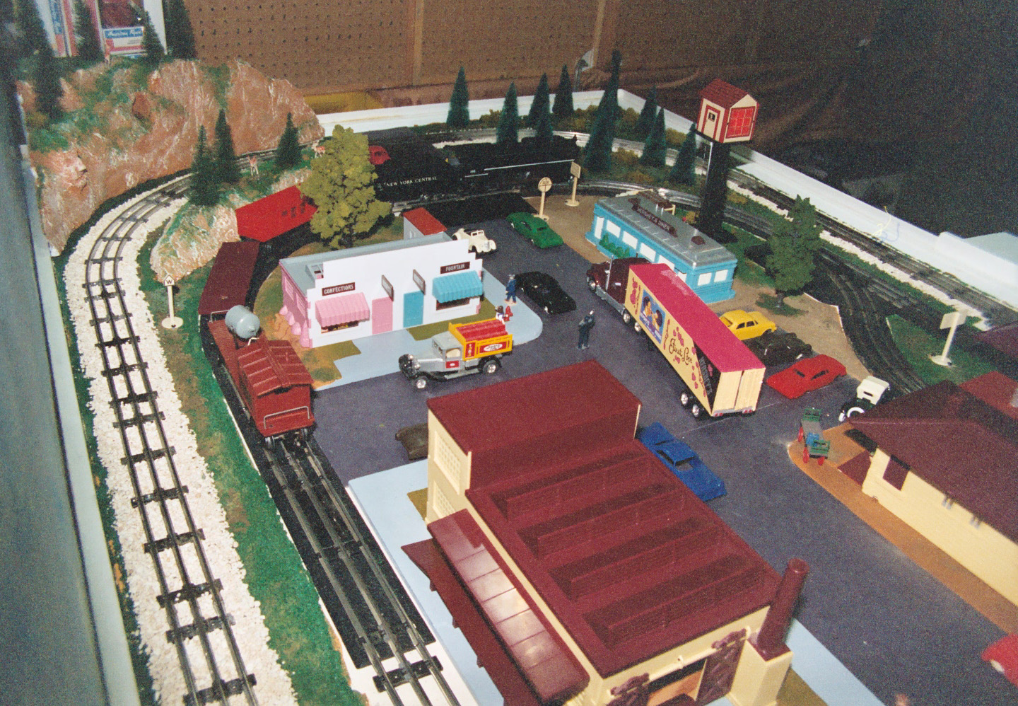 Toys and Stuff: TRAIN TIME: Marx Hershey's Layout