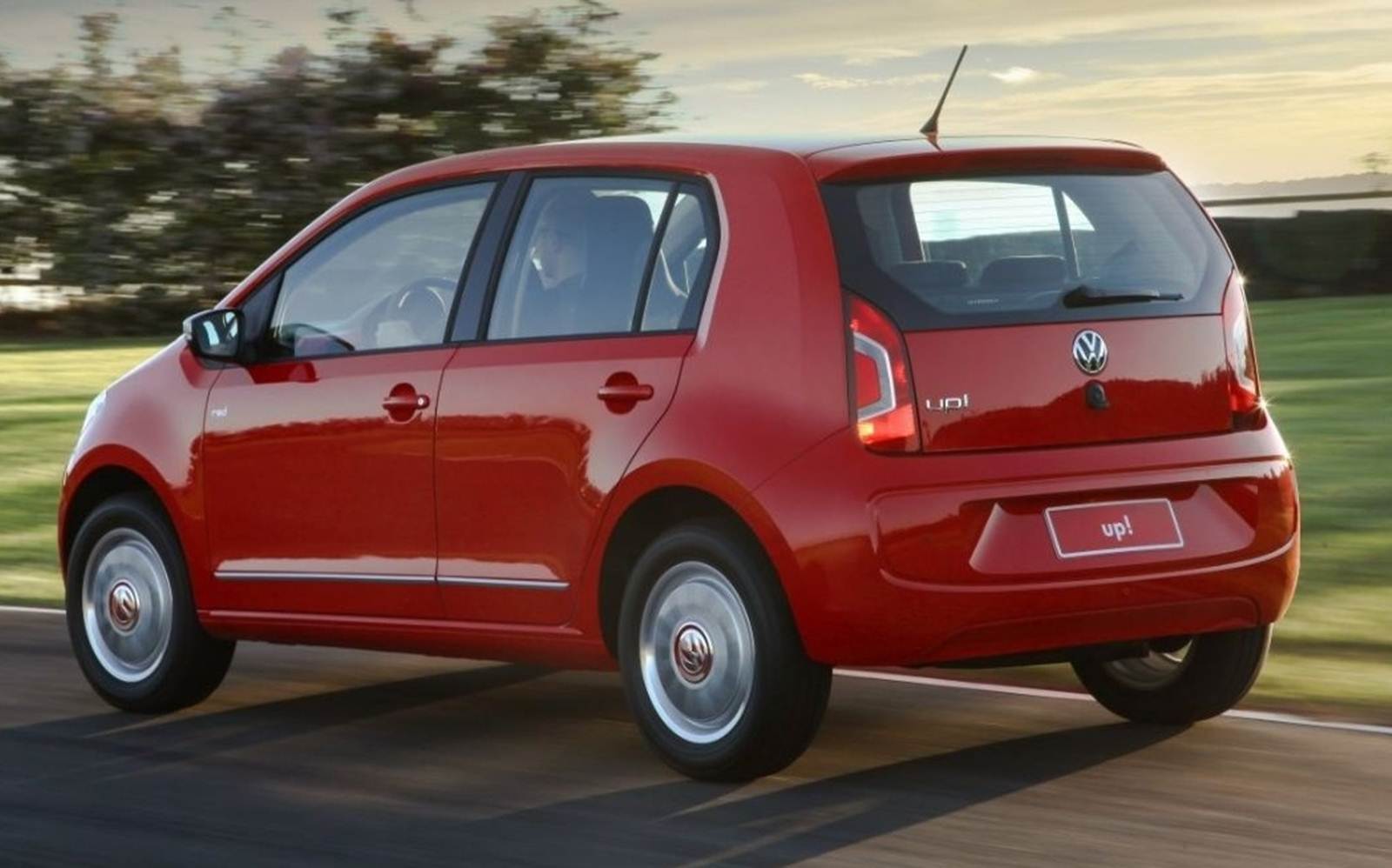 Volkswagen up! - versões topo - White, Black e Red - fotos