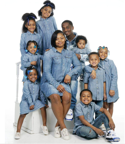 Stunning photo of a family of 10