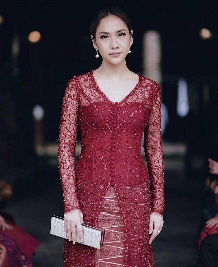 23 Model Baju Kebaya Renda Brokat Simple Tapi Modern dan Mewah yang Cantik / Modis Terbaru 2020 ...