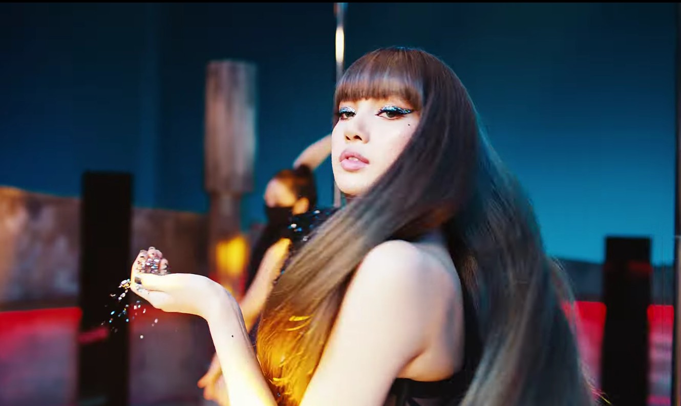 Lisa de BLACKPINK habló sobre revelar su frente por primera vez y como le pidió a Teddy incluir ...