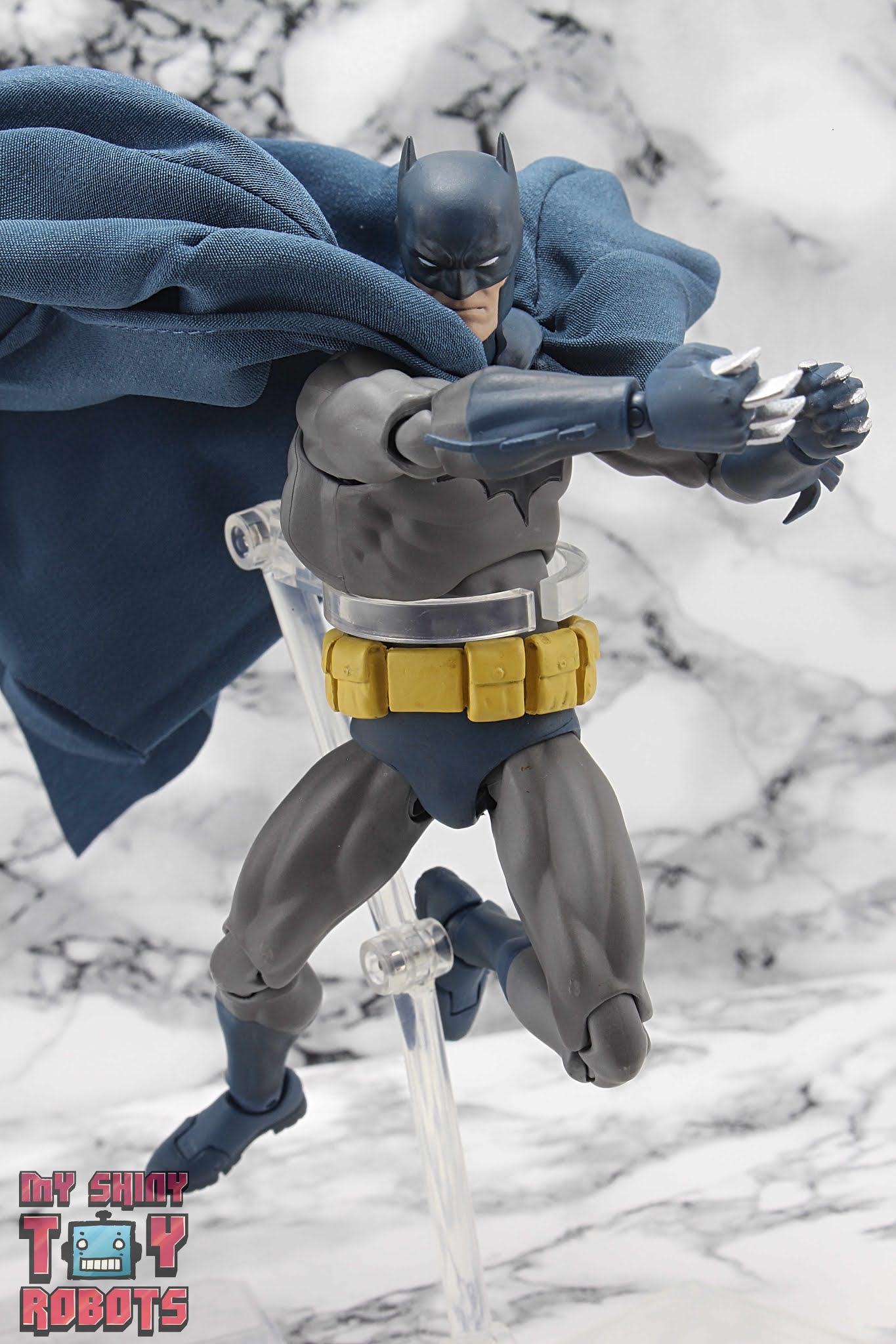 My Shiny Toy Robots: Toybox REVIEW: MAFEX Batman (Batman: Hush)