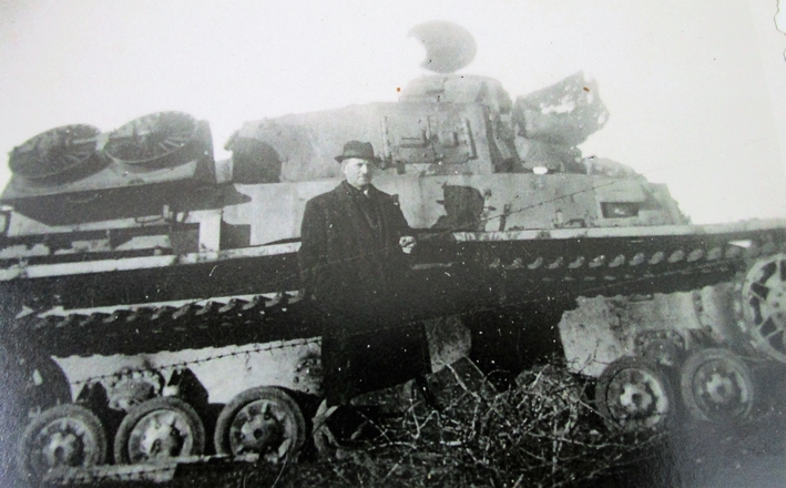 Les restes d'un char allemand en juin 1944 à Creully