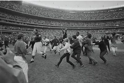 centerfield maz: 1969 Mets: Fans Take Over Shea Stadium Playing Field ...