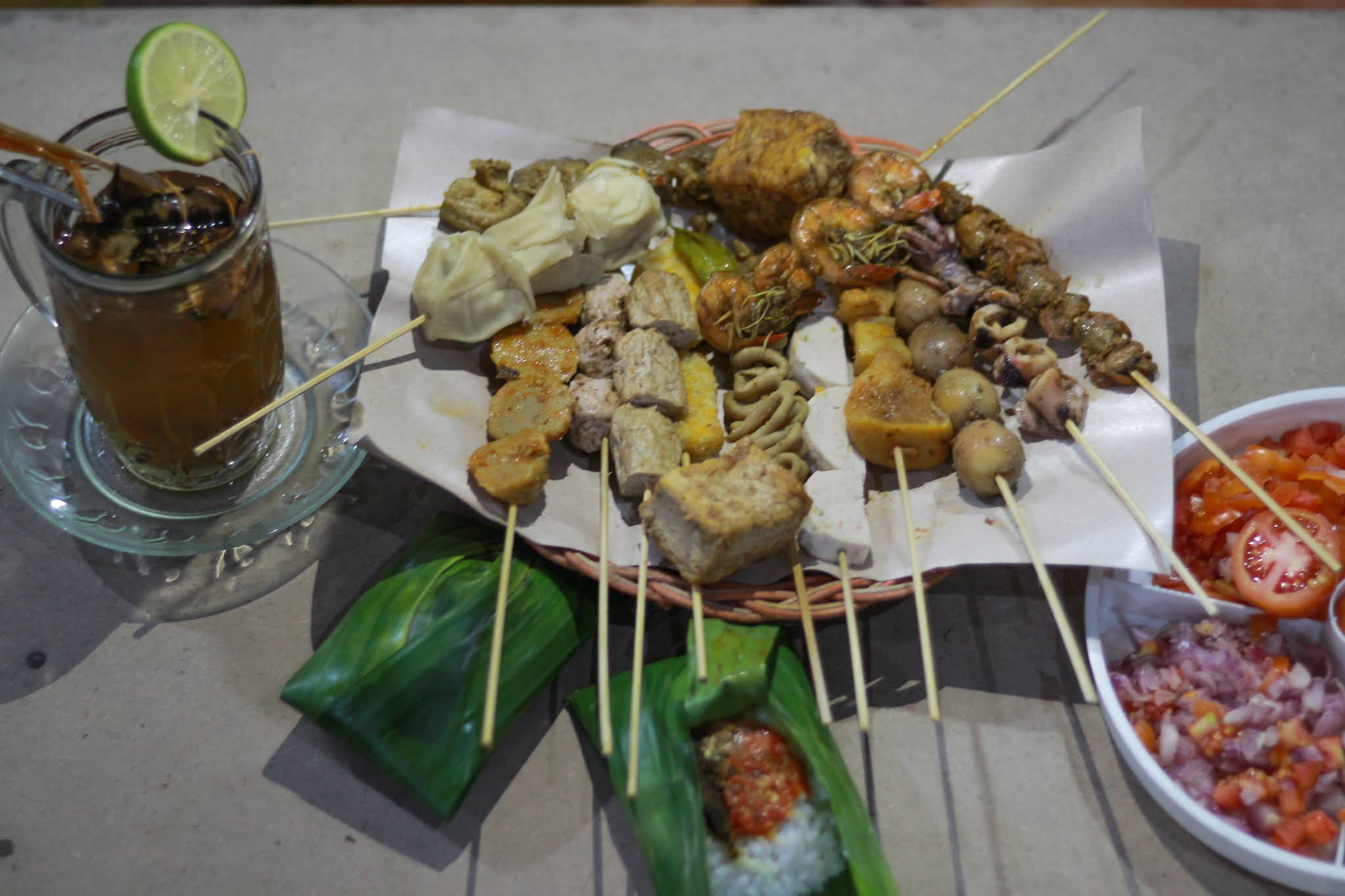 Spesial makanan sate sundukan, nasi kucing (sego kucing) dan minuman ...
