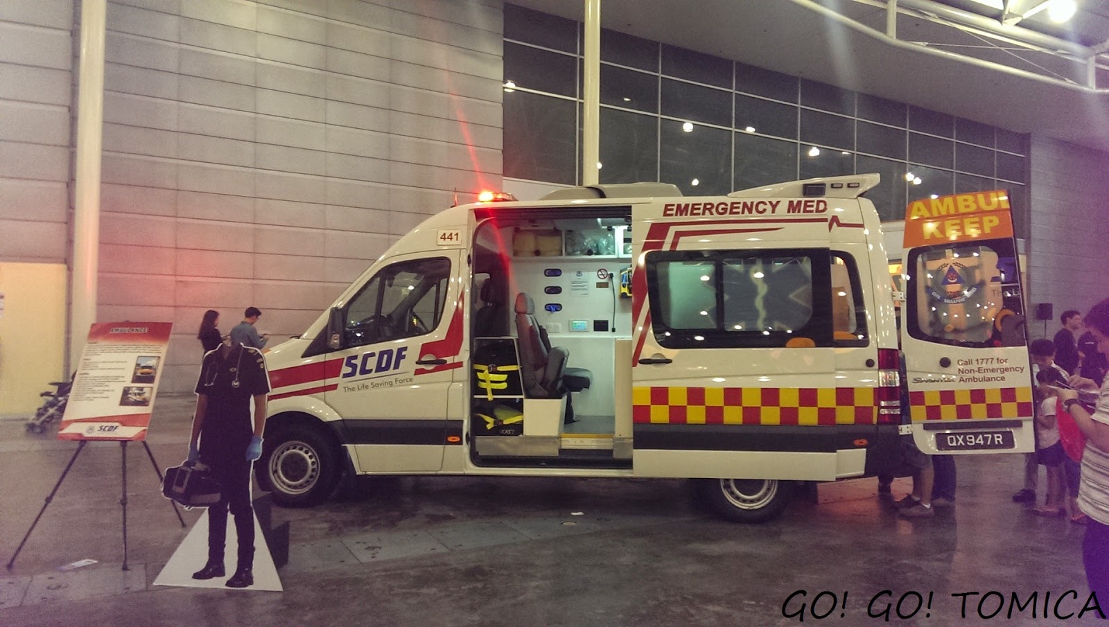 Go! Go! Tomica: SCDF Mercedes Ambulance