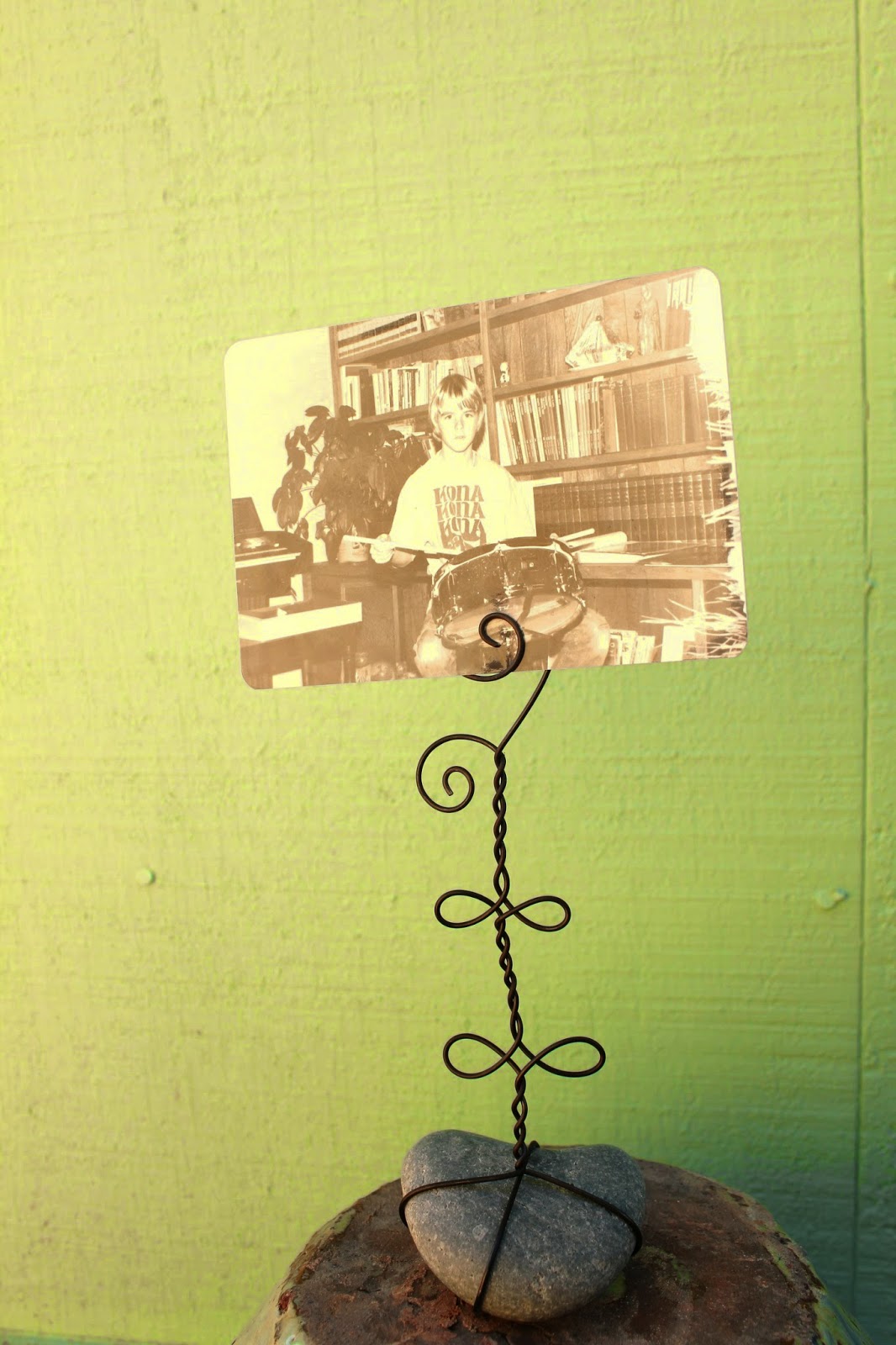 DIY: Wire Photo Stands