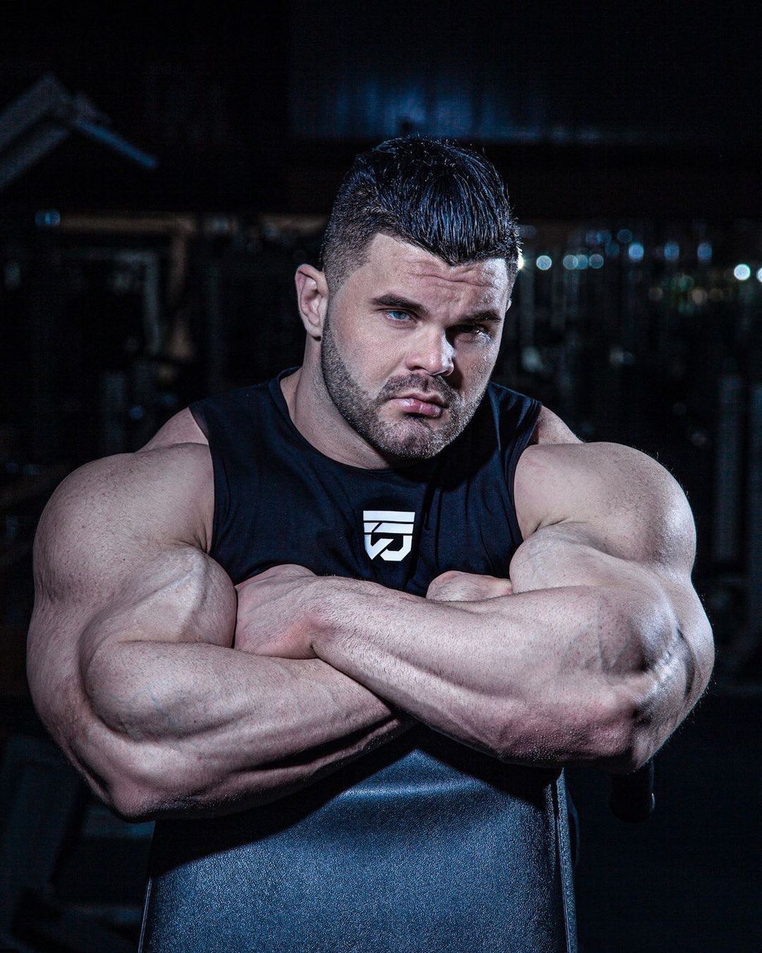 Muscle Lover: Bodybuilders with crossed arms (6)