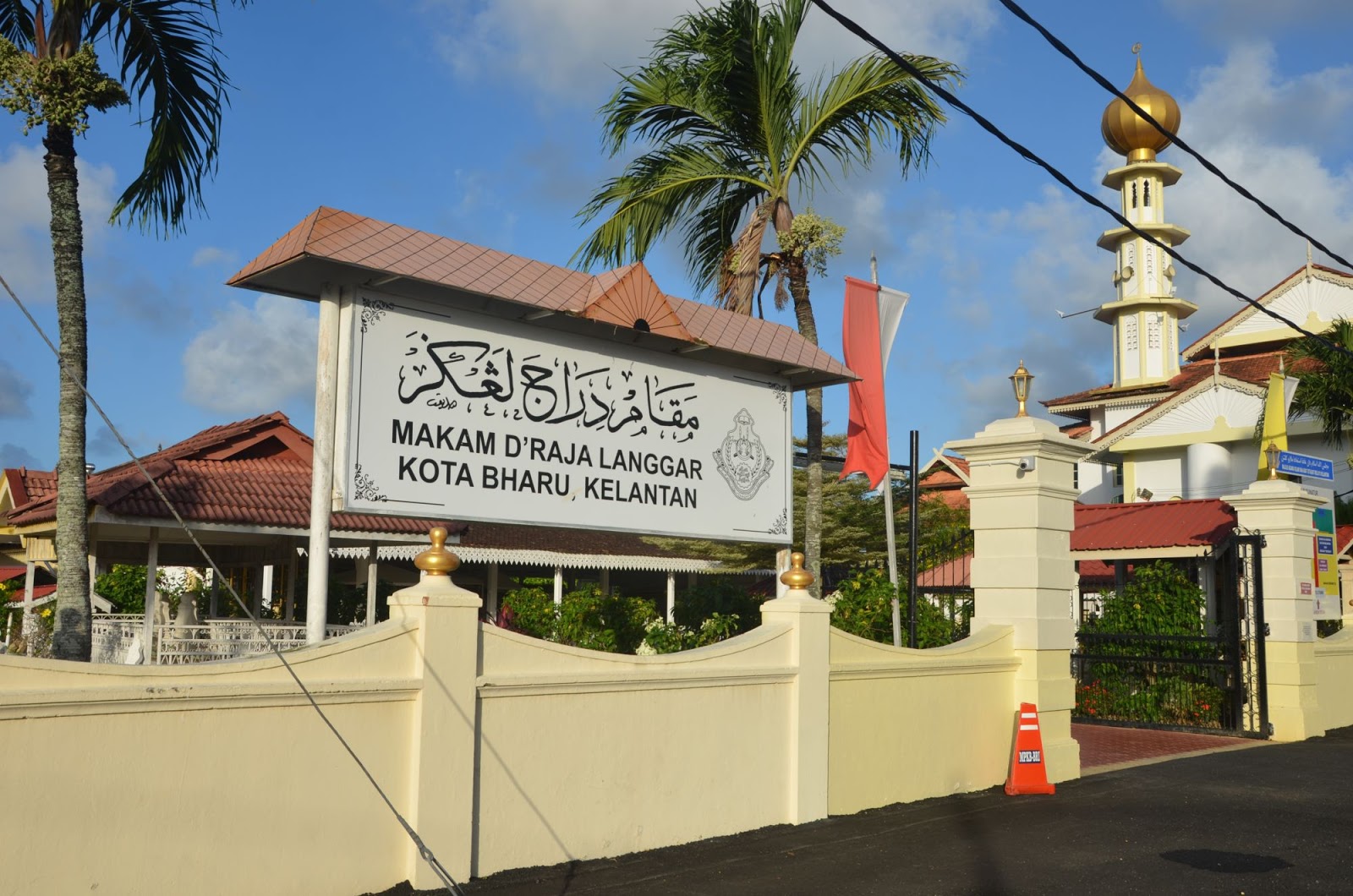 Impian: LANGGAR BERMAKSUD KAWASAN PEMAKAMAN DIRAJA