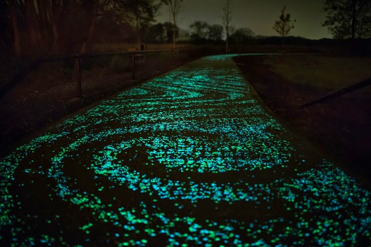 Illuminated Bike Paths - New Bike Path Is Illuminated With Solar Panels ...