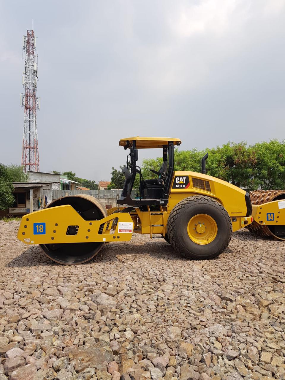 Pusat Jual Beli Alat Berat Bekas Terlengkap: Vibratory Soil Compactor Cat CS11 GC Tahun 2020 HM ...