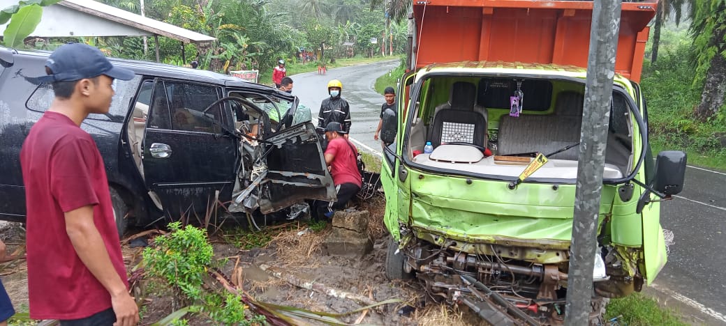 Akibat Hujan, Dump Truck Alami Slip dan Tabrak Mobil Innova | SUARALANDAK.CO.ID