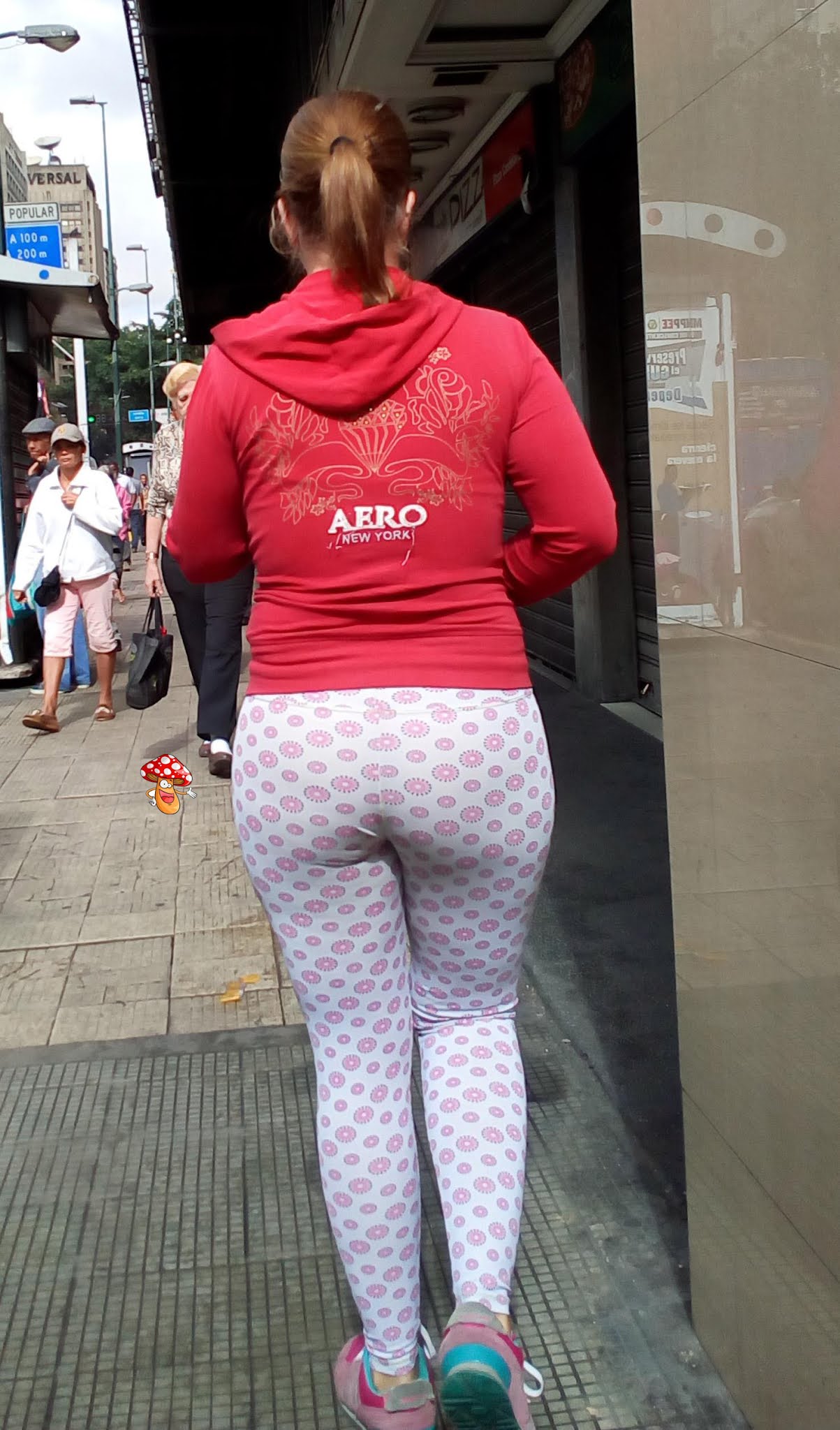 Linda rubia caminando en la calle con ropa entallada nalgas redondas ...