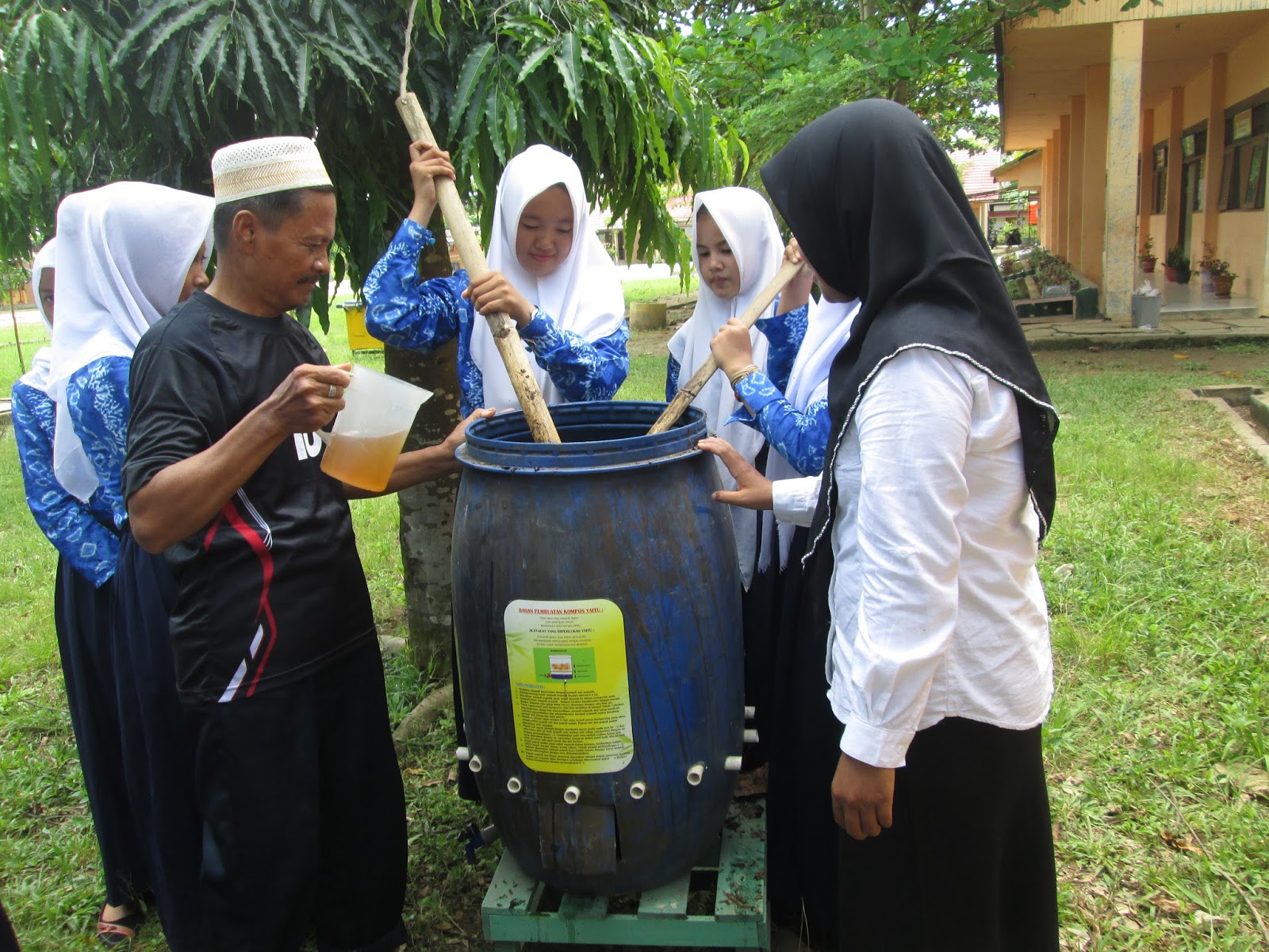 SAMPEL: Membuat Kompos dengan menggunakan Tong Komposter