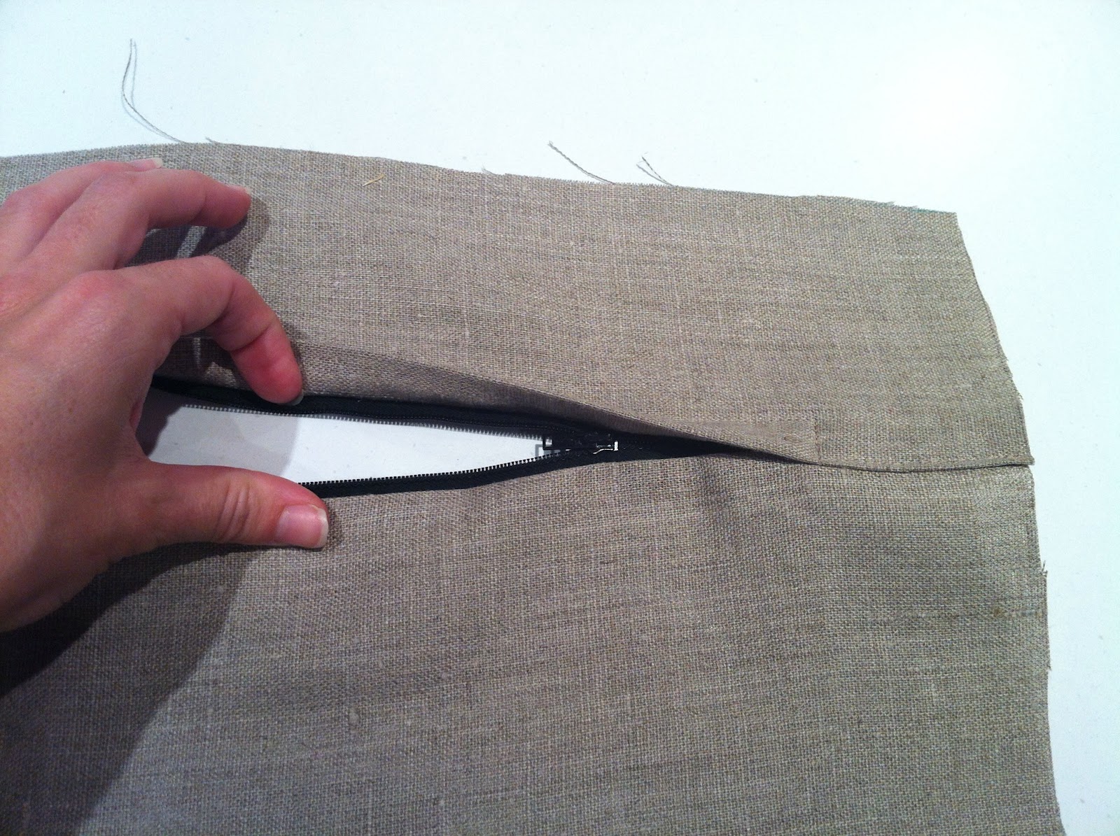 pritty tings: Doily embelished zipper cushion cover tutorial