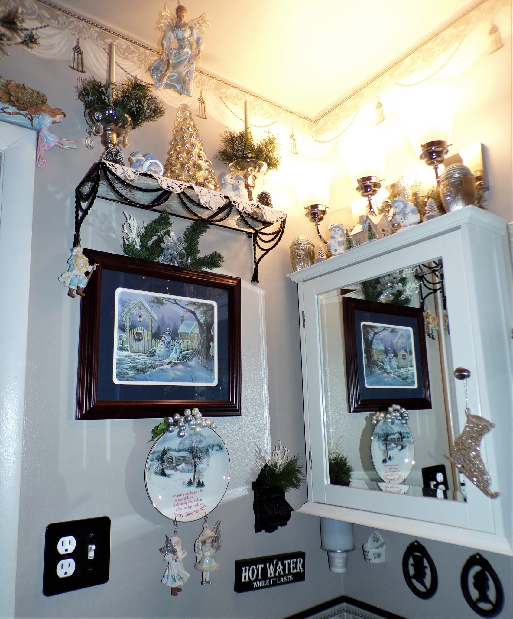 A DEBBIE-DABBLE CHRISTMAS: A Blue, Blue Christmas Powder Room
