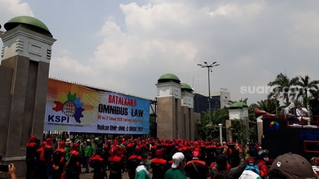 Kembali Geruduk Gedung Parlemen, Buruh Desak DPR Lakukan Legislatif Review UU Ciptaker