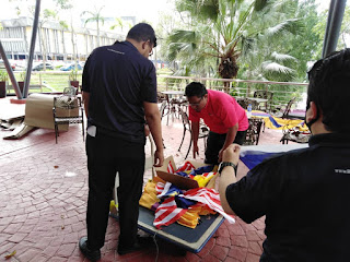 Pemasangan Bendera Sempena Bulan Kemerdekaan - Perpustakaan UiTM