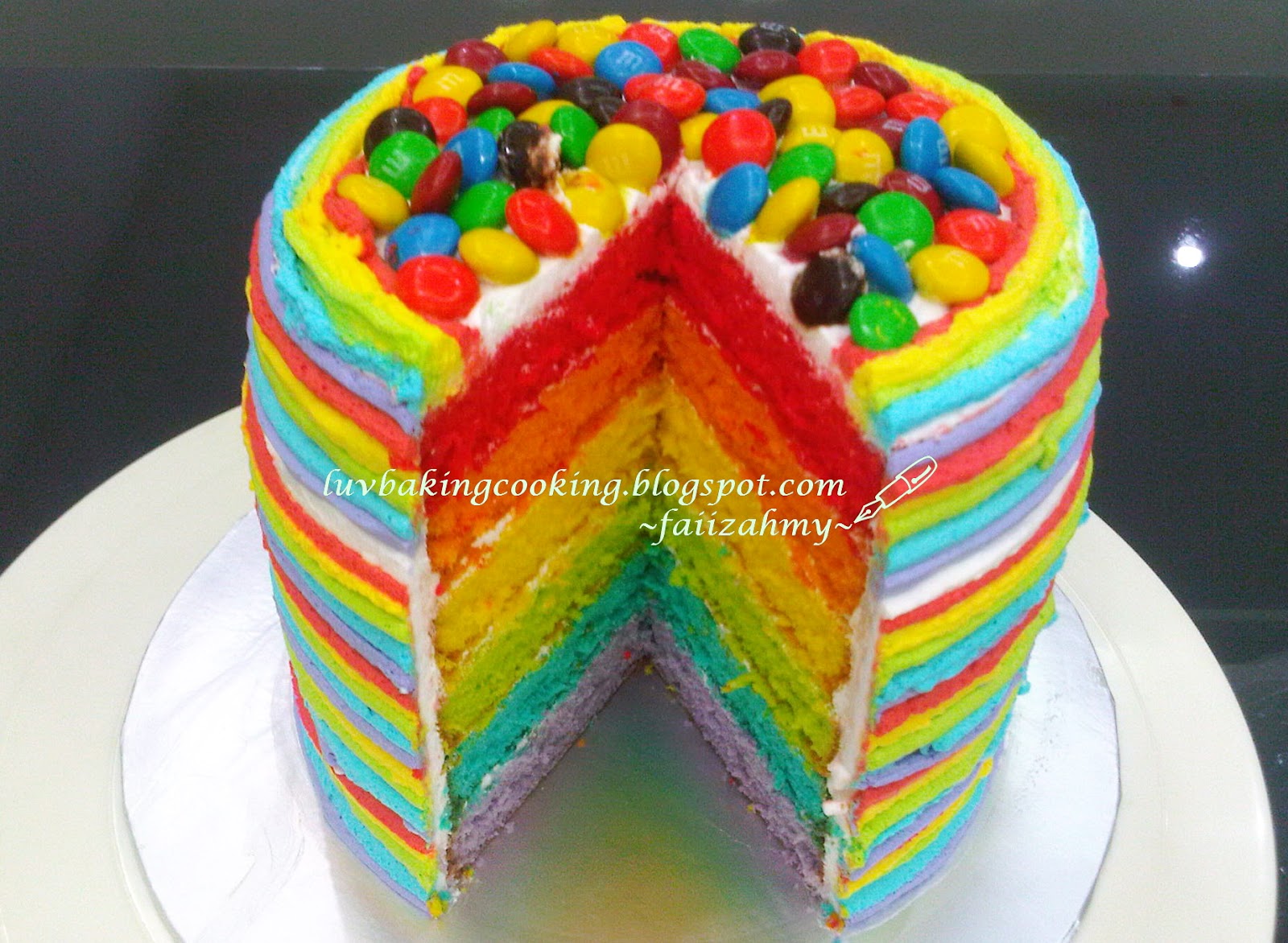 luvbakingcooking: vanilla rainbow smarties cake