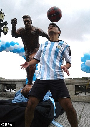 www.ekpoesito.com: Lionel Messi statue unveiled in Buenos Aires