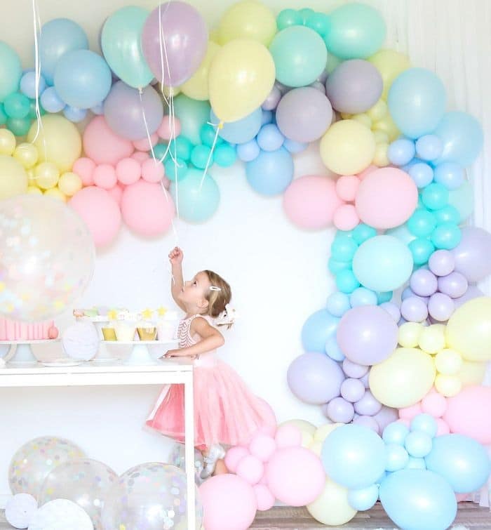 Decoraciones con globos en tonos pastel