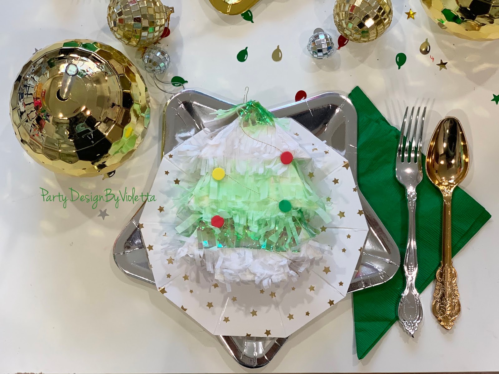 Mini piñatas for Christmas, a very festive set-up for the littles ones ...