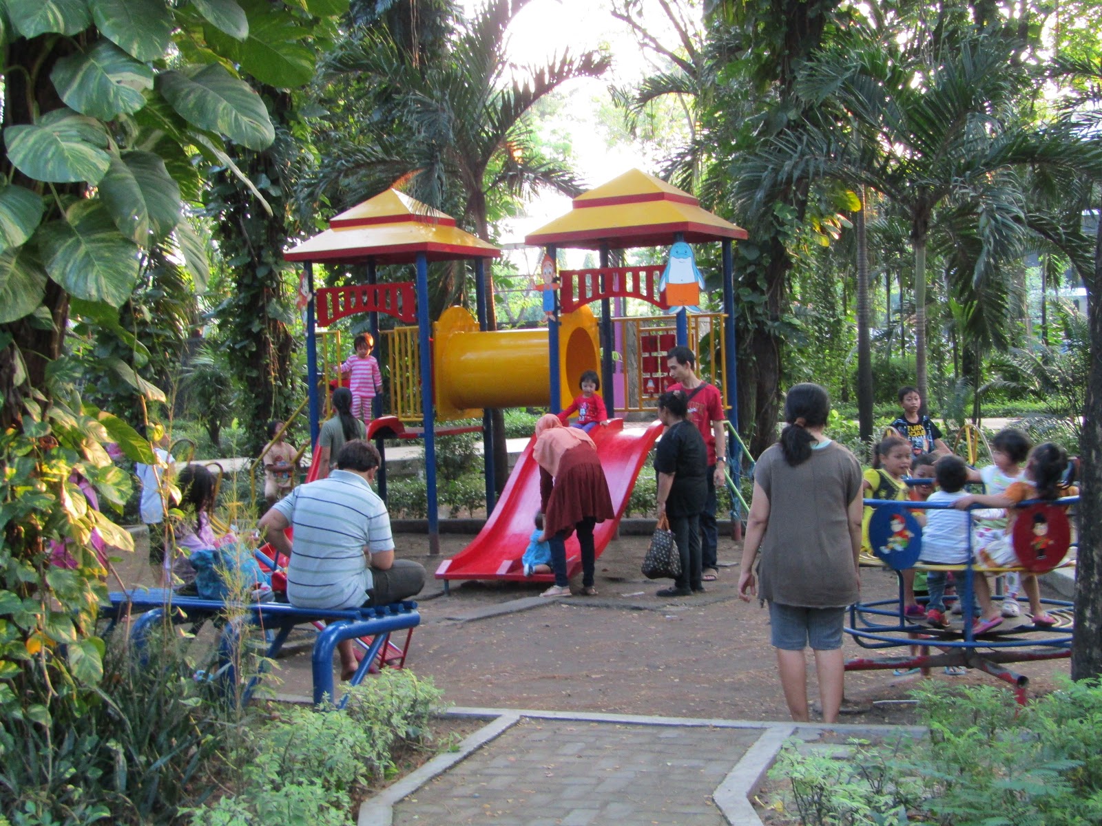 surabayakeren: Taman Flora Bratang, Taman Wisata Murah di Surabaya