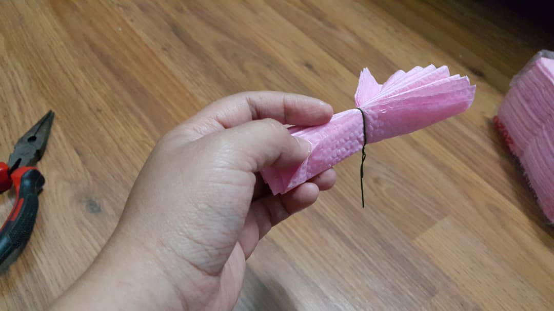 Blog Han: DIY Bunga Telur : Tutorial bunga tisu/ bunga fluffy