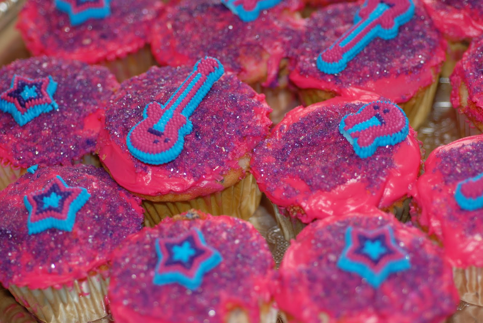 Dani's Delicious Designs: Rock Star Cupcakes & Pink cup of Cake Pops