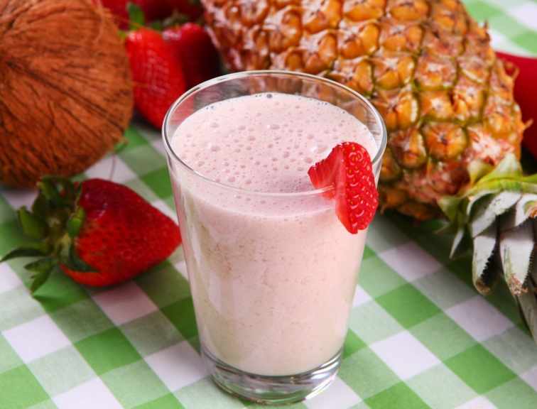 Cantinho Vegetariano: Vitamina de Coco, Abacaxi e Morango (vegana)