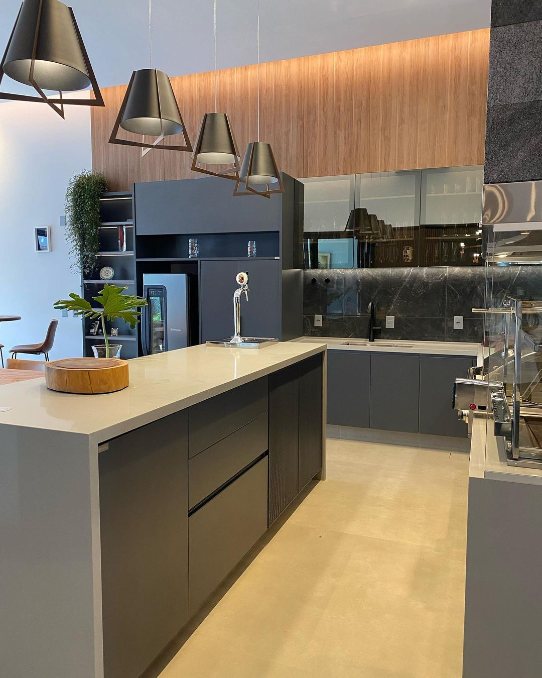Espaço gourmet contemporâneo cinza e amadeirado com churrasqueira de ... Espaço gourmet contemporâneo cinza e amadeirado com churrasqueira de ...
