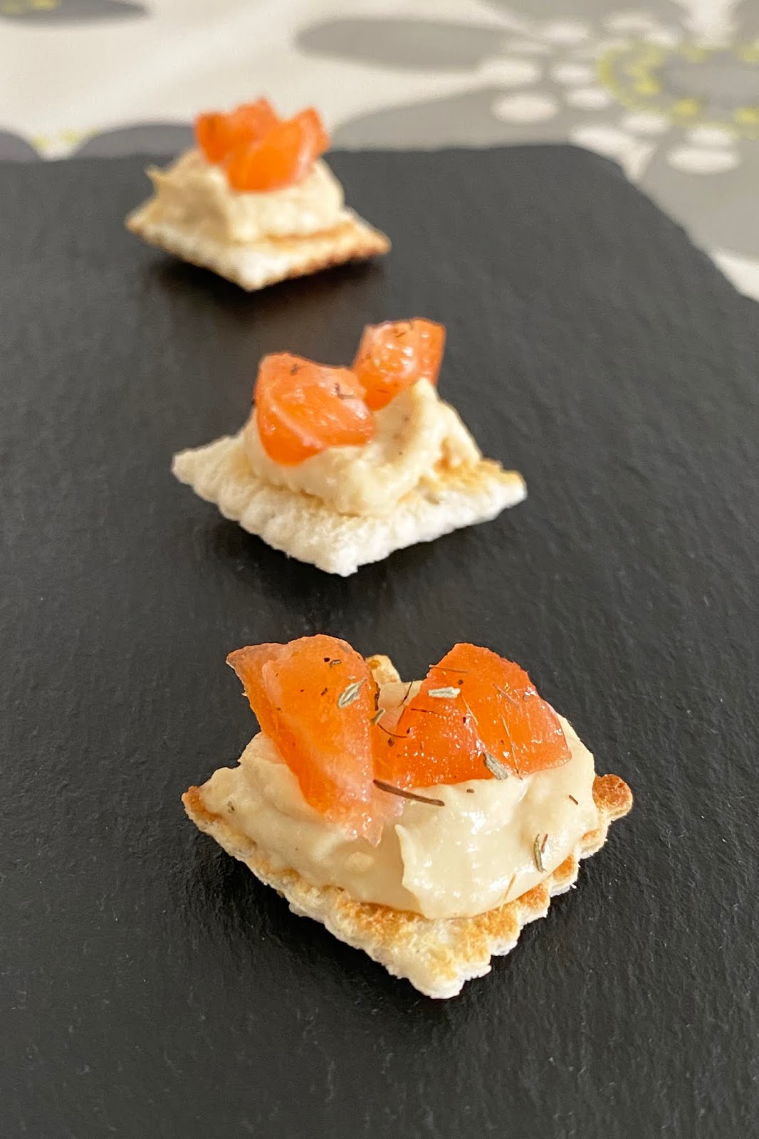 Recetas para cocinillas: Canapé de hummus con salmón marinado