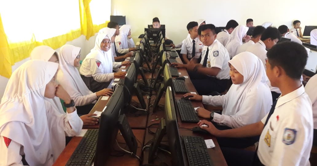 SMP NEGERI 1 ANJATAN : Lab Komputer