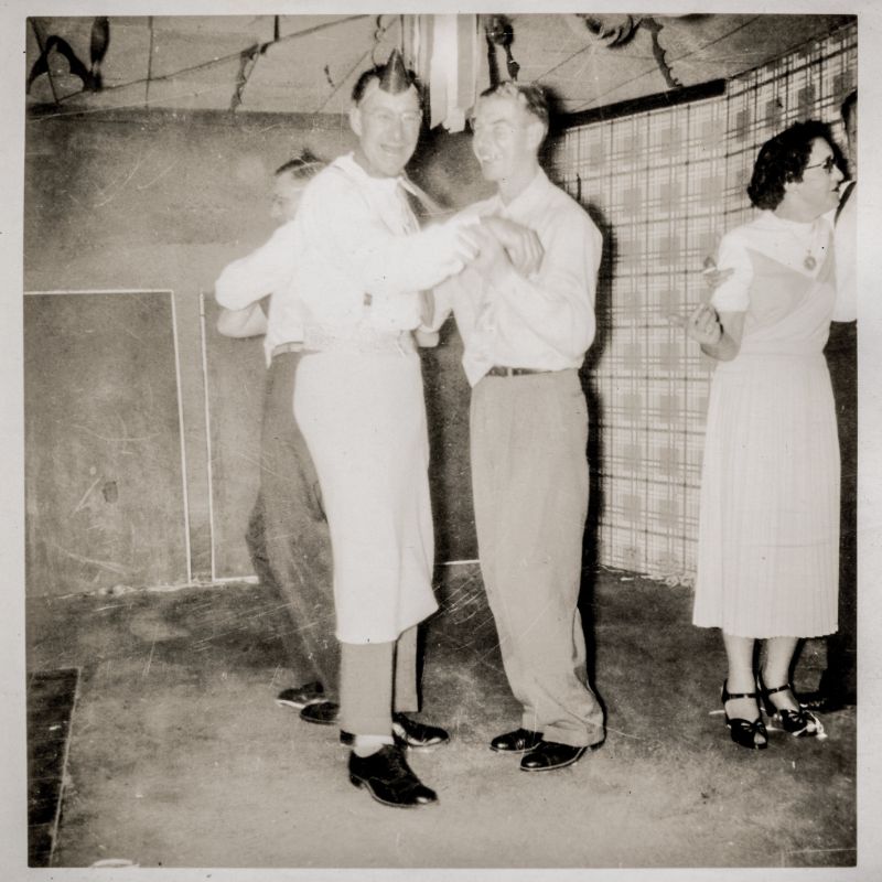 45 Found Snaps Capture People Celebrating at Their Parties From Between ...