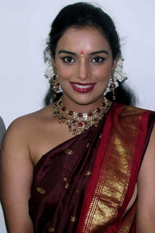 Tamil pen selvi from navi mumbai: Swetha menon in saree without blouse Tamil pen selvi from navi mumbai: Swetha menon in saree without blouse
