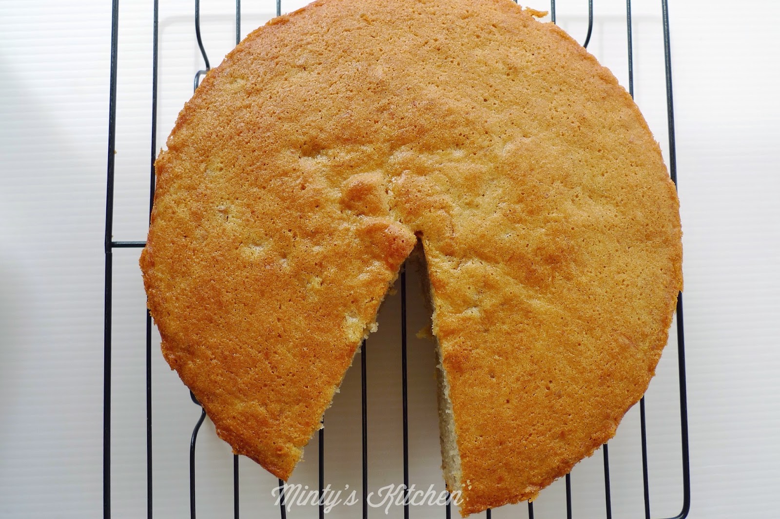 Minty's Kitchen: Banana Sponge Cake