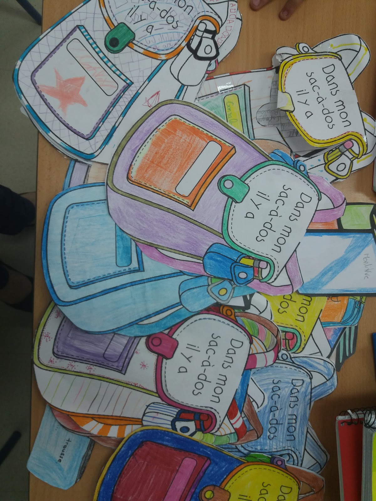 COSAS Y MÁS COSAS: DANS MON SAC À DOS IL Y A...