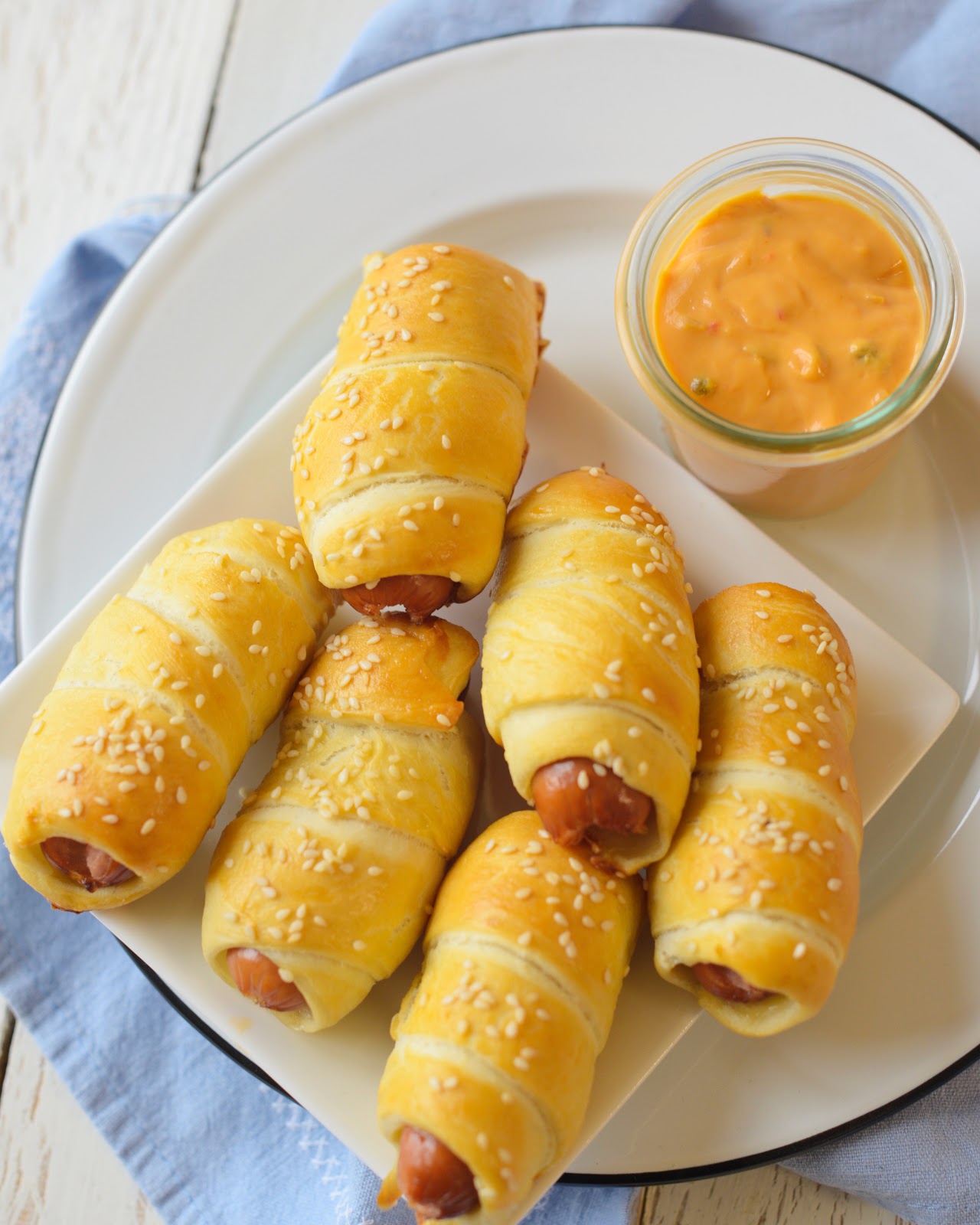 Mini Brezel Hot Dog – Homemade Pretzel Dogs & Cheese Dip | Kessy Bona